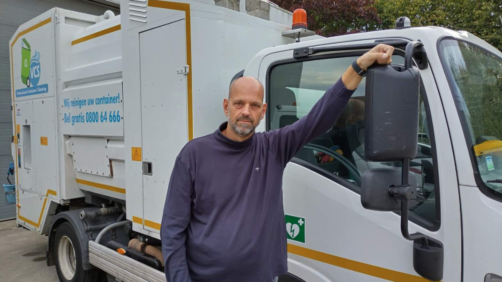 VCS maakt afvalcontainers proper met heet water en doorzettingsvermogen ...