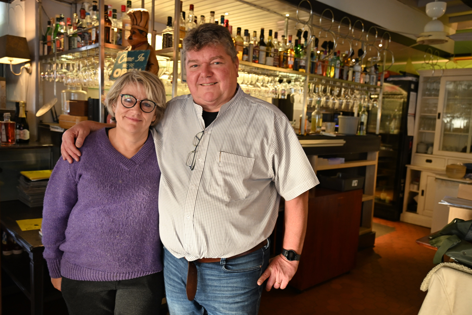 Een jaar na de sluiting van het laatste café, brengt Kurt weer leven in ...
