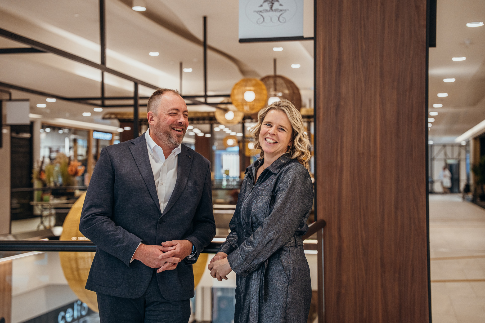 Een jaar na de sluiting van het laatste café, brengt Kurt weer leven in ...