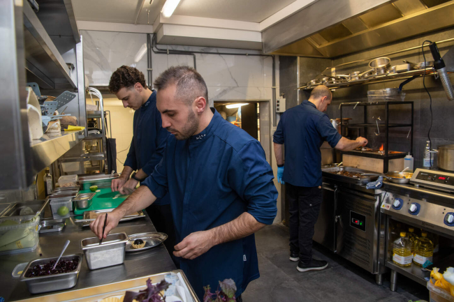 Altin Mero (31) pendelde jaren tussen de strafste restaurants ter ...
