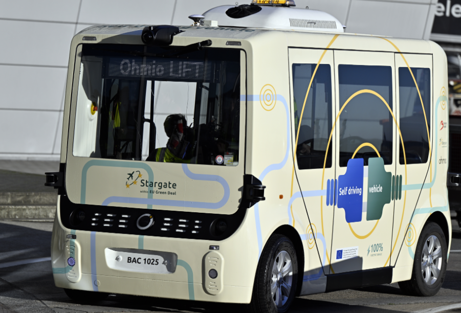 Autonoom busje van Brussels Airport rijdt ook op publieke wegen op ...