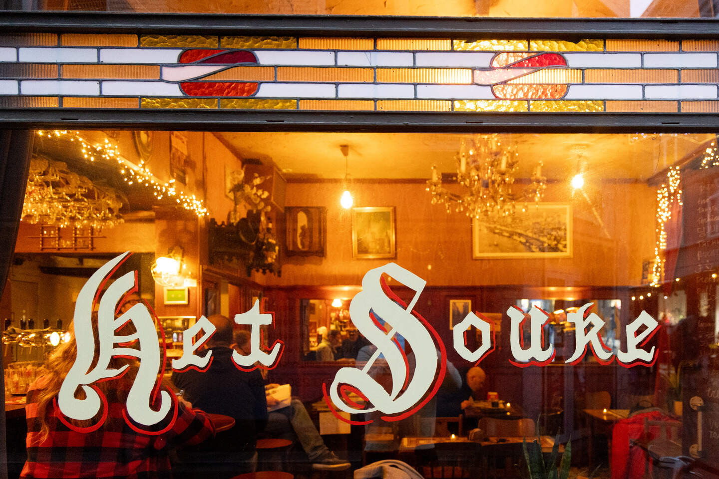 Dit Antwerpse café is een blauwdruk van wat een bruine kroeg moet zijn ...