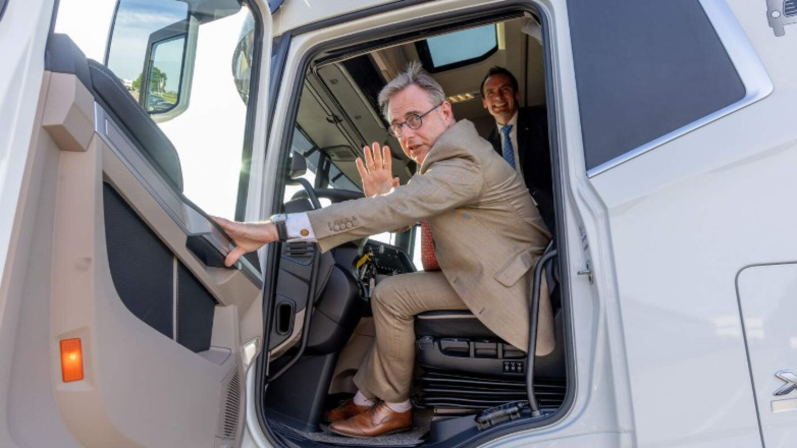 Premier De Wever bezoekt DAF voor 60-jarig bestaan: “Sorry dat ik te ...