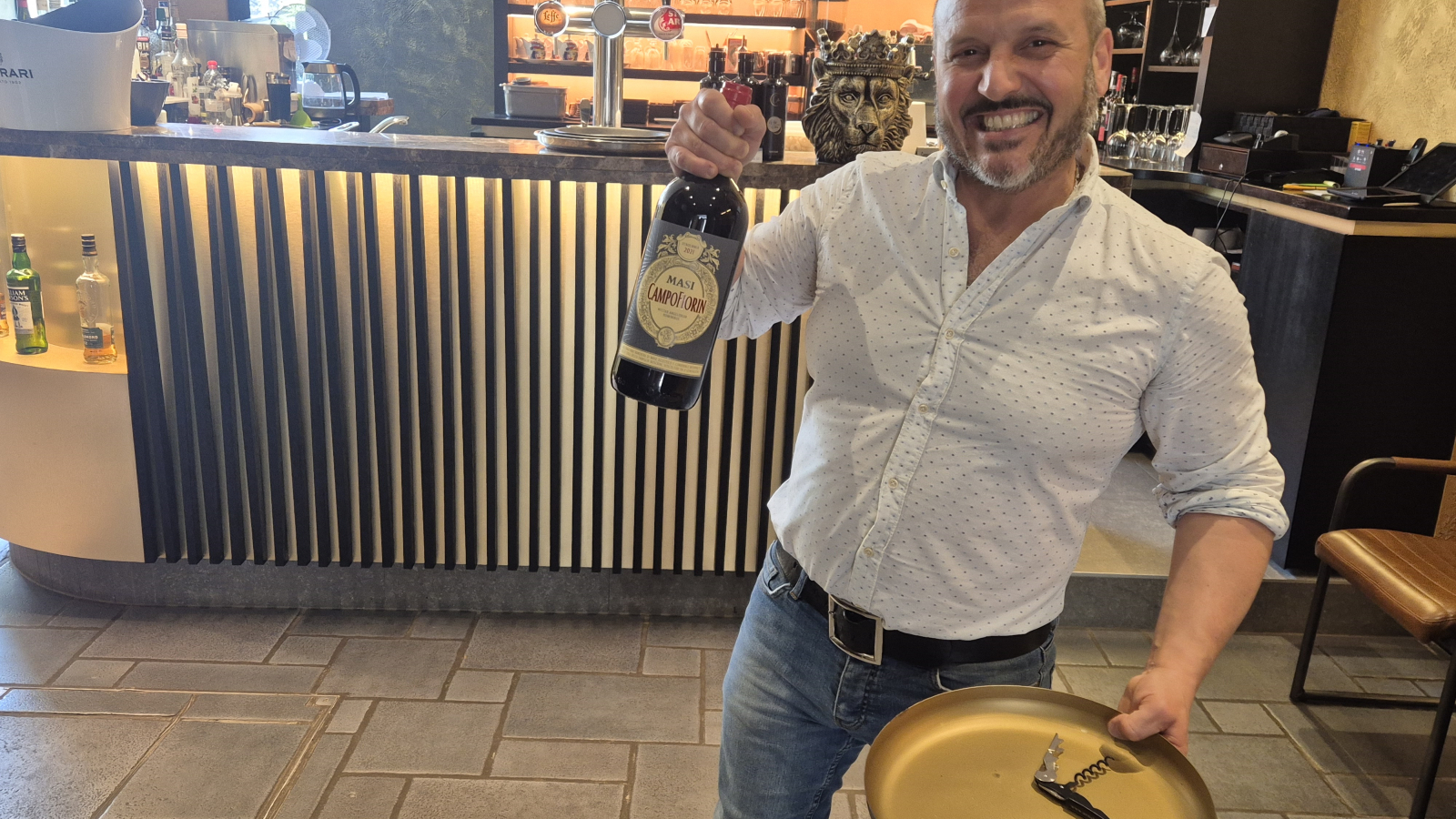 Cafébaas Rik (29) lanceert eigen bier: “Bewust voor gekozen het niet te ...