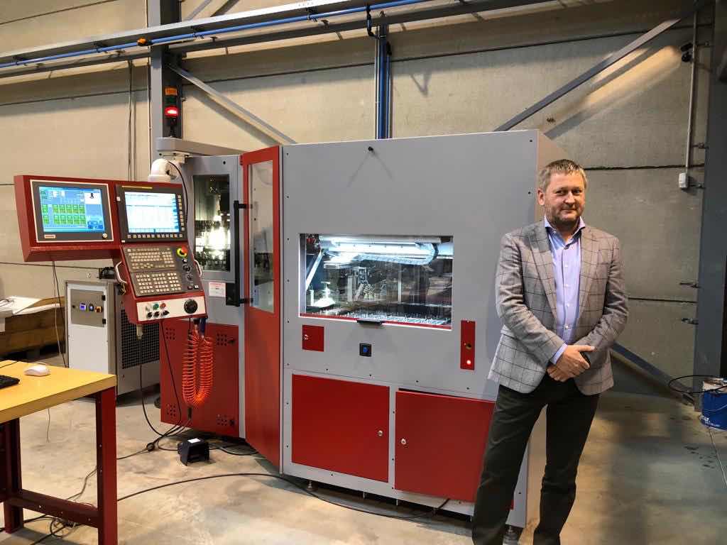 Kesselse machine zet 20x sneller diamanten op juwelen - Made in