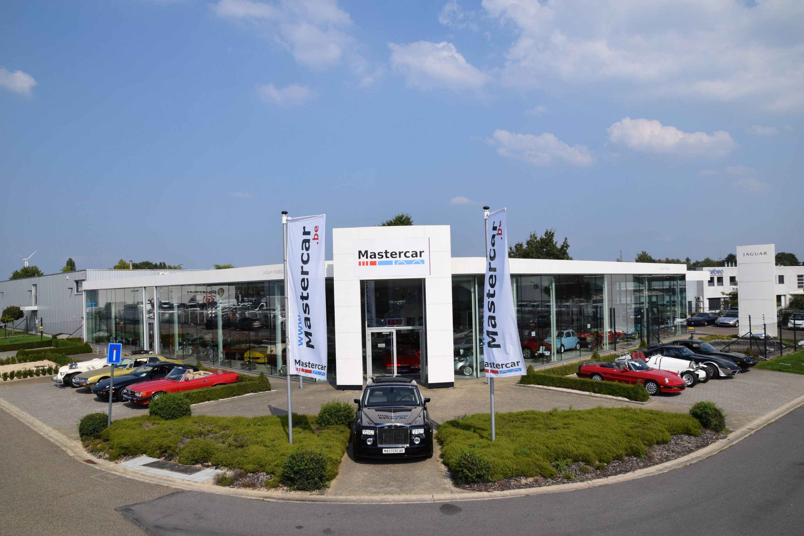 Iconische oldtimers in voormalige Jaguar-garage - Made in