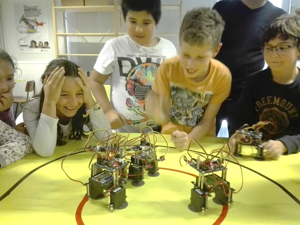 Kinderen bouwen robots in technieklab - Made in