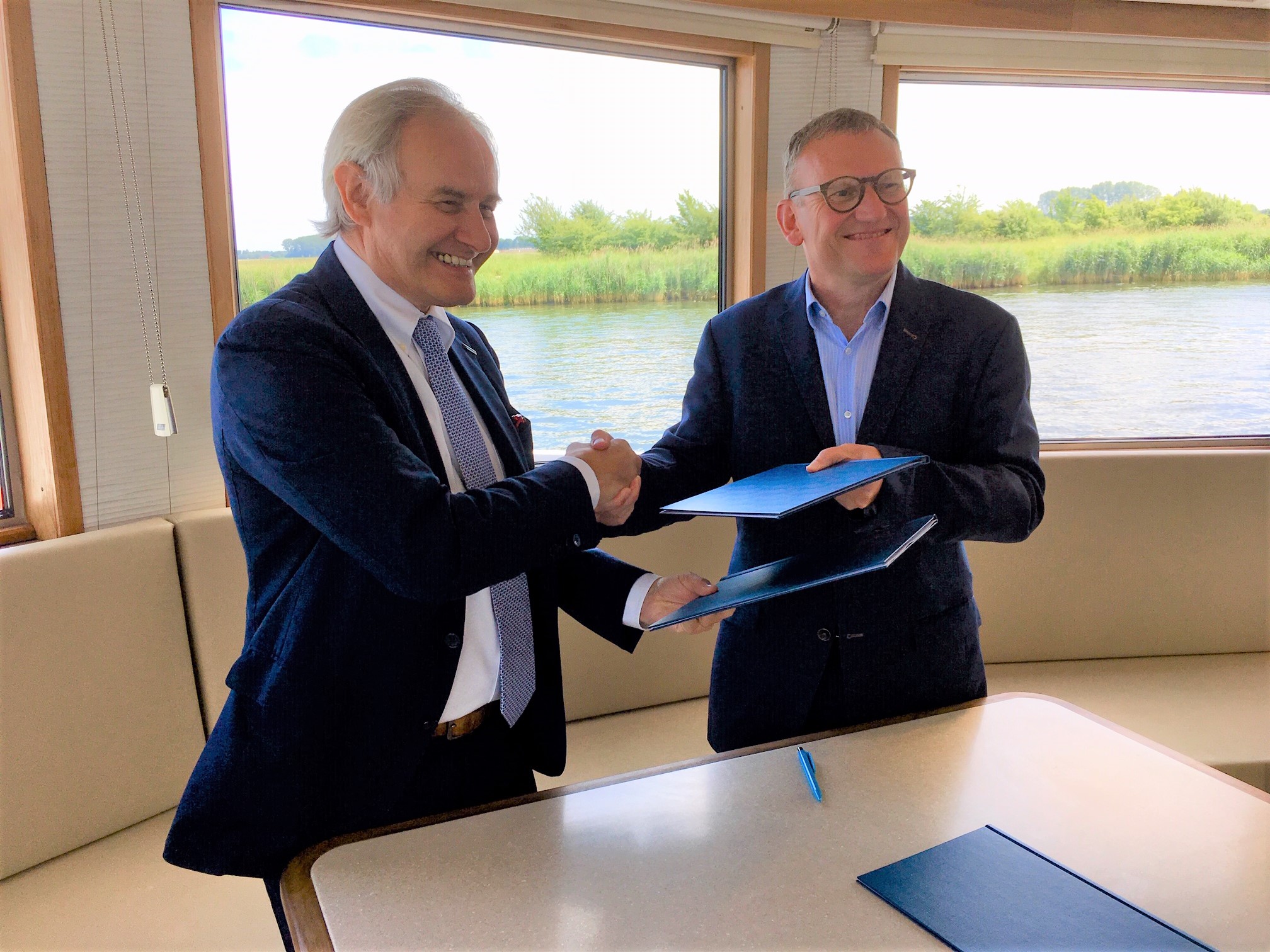 Frank Adins (Transuniverse) geeft een megakick aan de haven van Gent ...