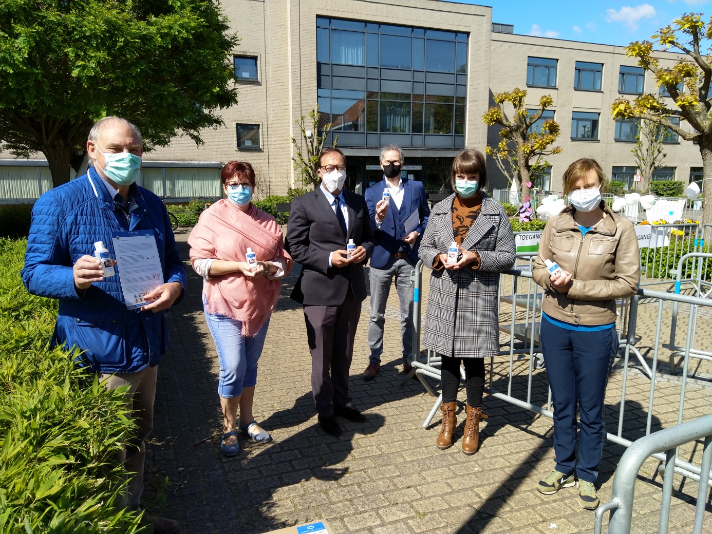 Chris Cardon zorgt voor niets dan blije gezichten bij woonzorgcentra ...